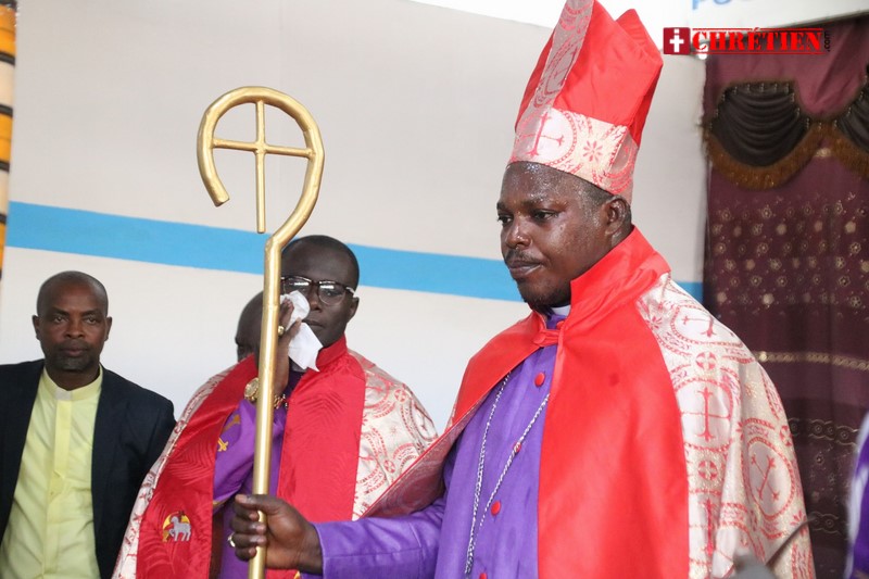 Ordination et intronisation : Le Révérend Kouassi Koffi Esaïe fait Évêque par le CLEPCI et le ...